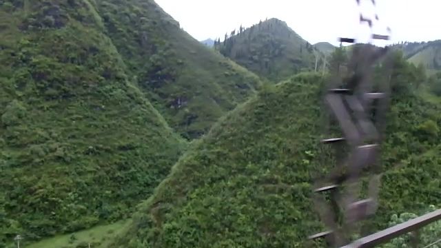 火车旅行:湘黔铁路,绿皮列车行驶在贵州大山深处