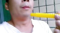 亲自示范优乐美的吸管当口哨.