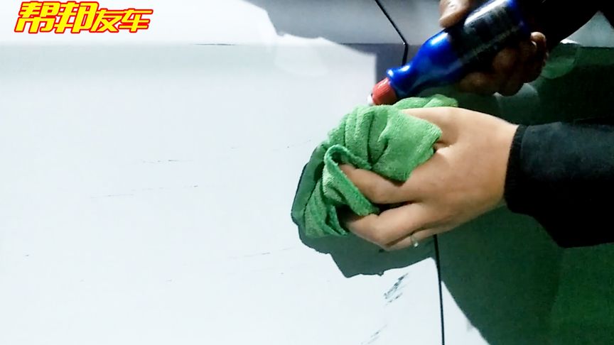 车子有这样的划痕自己动手就能修复啦,五分钟搞定,效果还可以