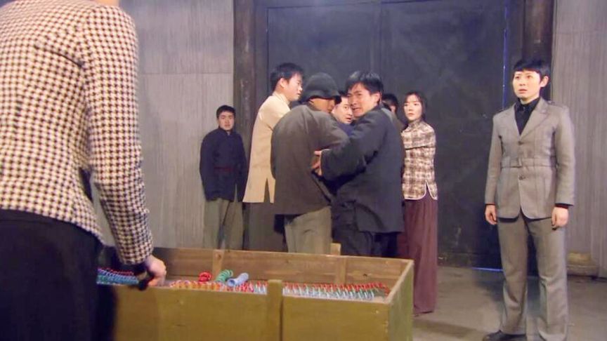 炸弹倒计时还有一分钟,所有人都放弃了挣扎,静静等待死亡