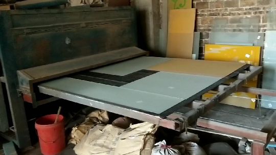 今天到玻璃加工厂全程观看透明玻璃是如何转变成磨砂玻璃。