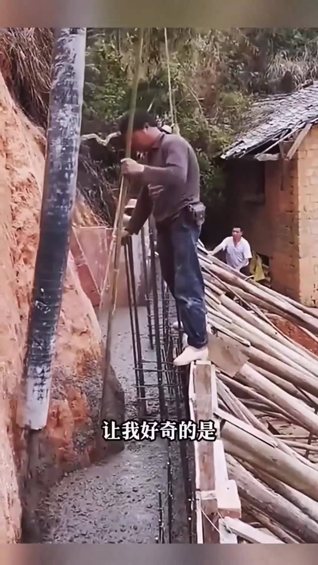 农村邻居家这样做挡土墙,能结实有用吗?