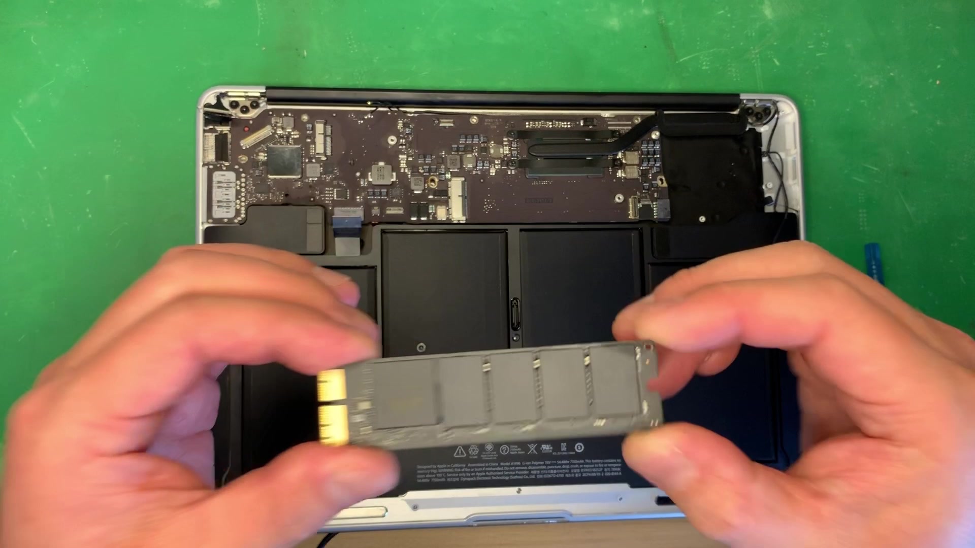 苹果笔记本数据恢复 苹果AIR笔记本进水严重 无法开机 通过一个转接...