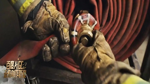 消防栓!消防员检查设备,竟不知消防水带里藏着红黑奶蛇