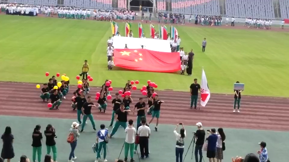 震惊!广州市某中学的某个班居然在校运会上表演这种舞蹈。