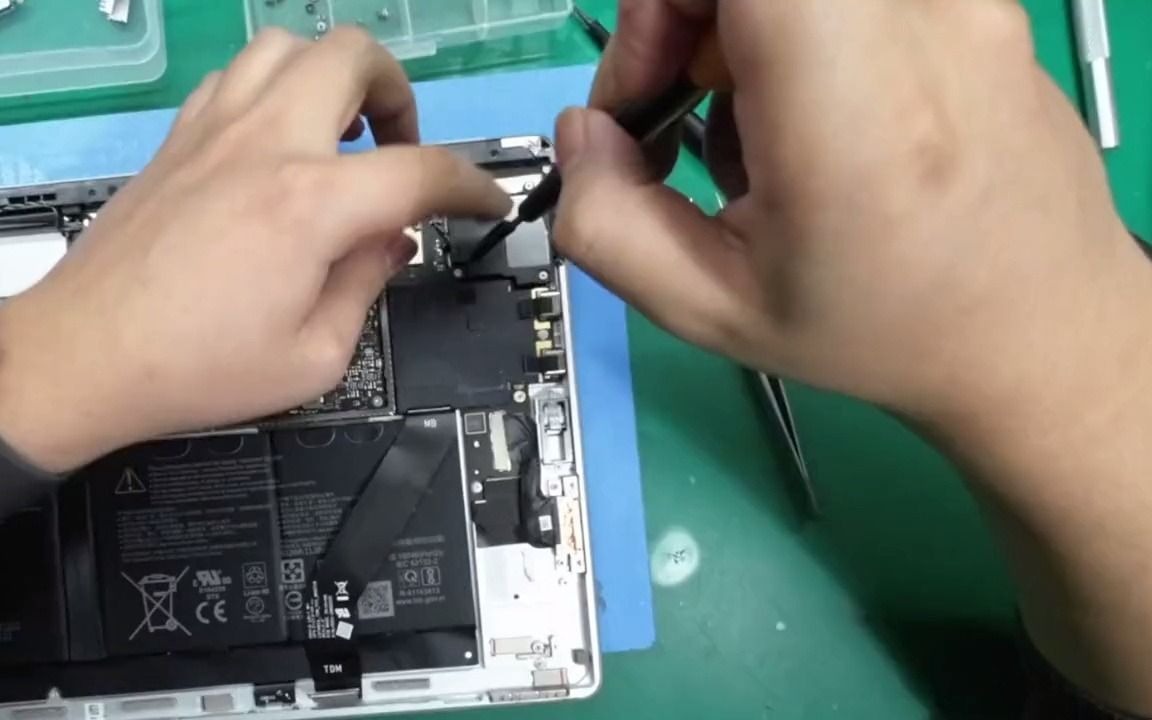 彭佬厮维修-沉浸式surface pro8拆解升级 芯片级维修