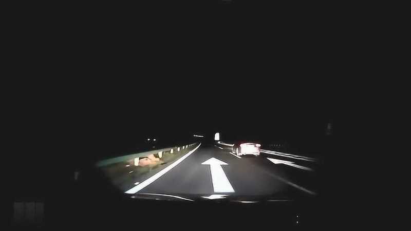 行车记录仪:大晚上开车走神了吗后视镜都不看直接就变道