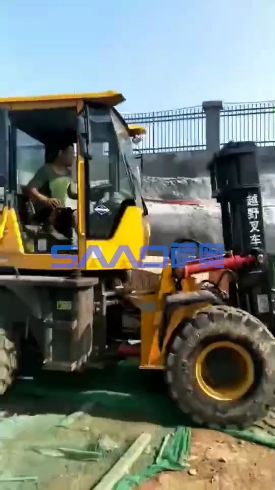 越野叉车施工视频,选择萨奥,给您一份有力的保证!