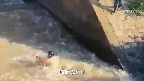 绝了!钓鱼佬竟拿自己当鱼饵,下水狂拉爆护!