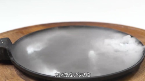 196℃液氮威力有多厉害?牛人在楼顶直接倒下,结局让人意想不到