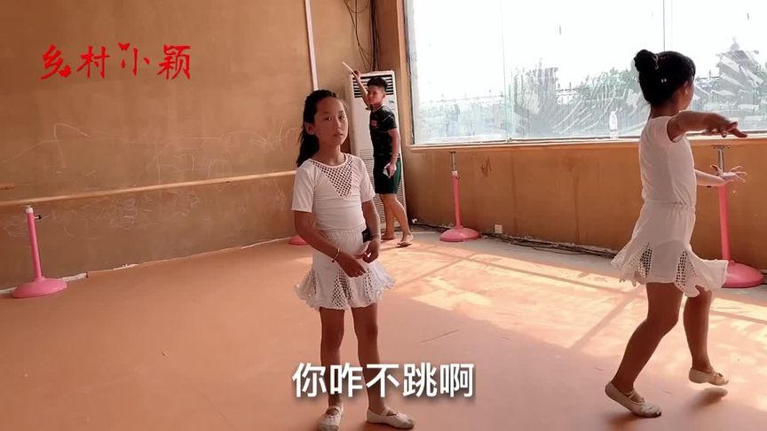 小朋友六一表演节目提前去准备,看农村和城里有啥区别 一样吗?