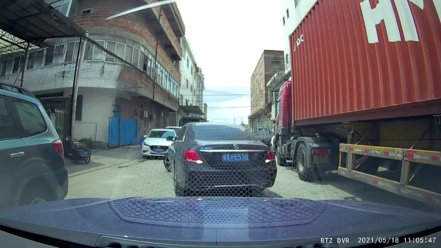大哥倒车不看倒车影像和后视镜吗?#行车记录仪