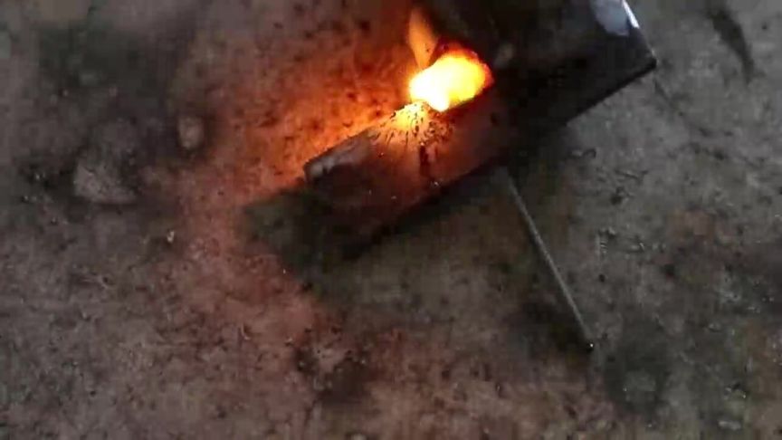 用一块钢板做木工开孔器,用来给木板用好方便