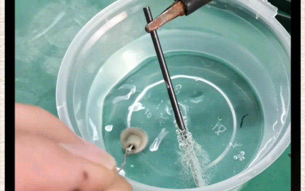 家庭环境下实验一下电镀镍,镀个打火机,注意保护环境,这里只是演示。...