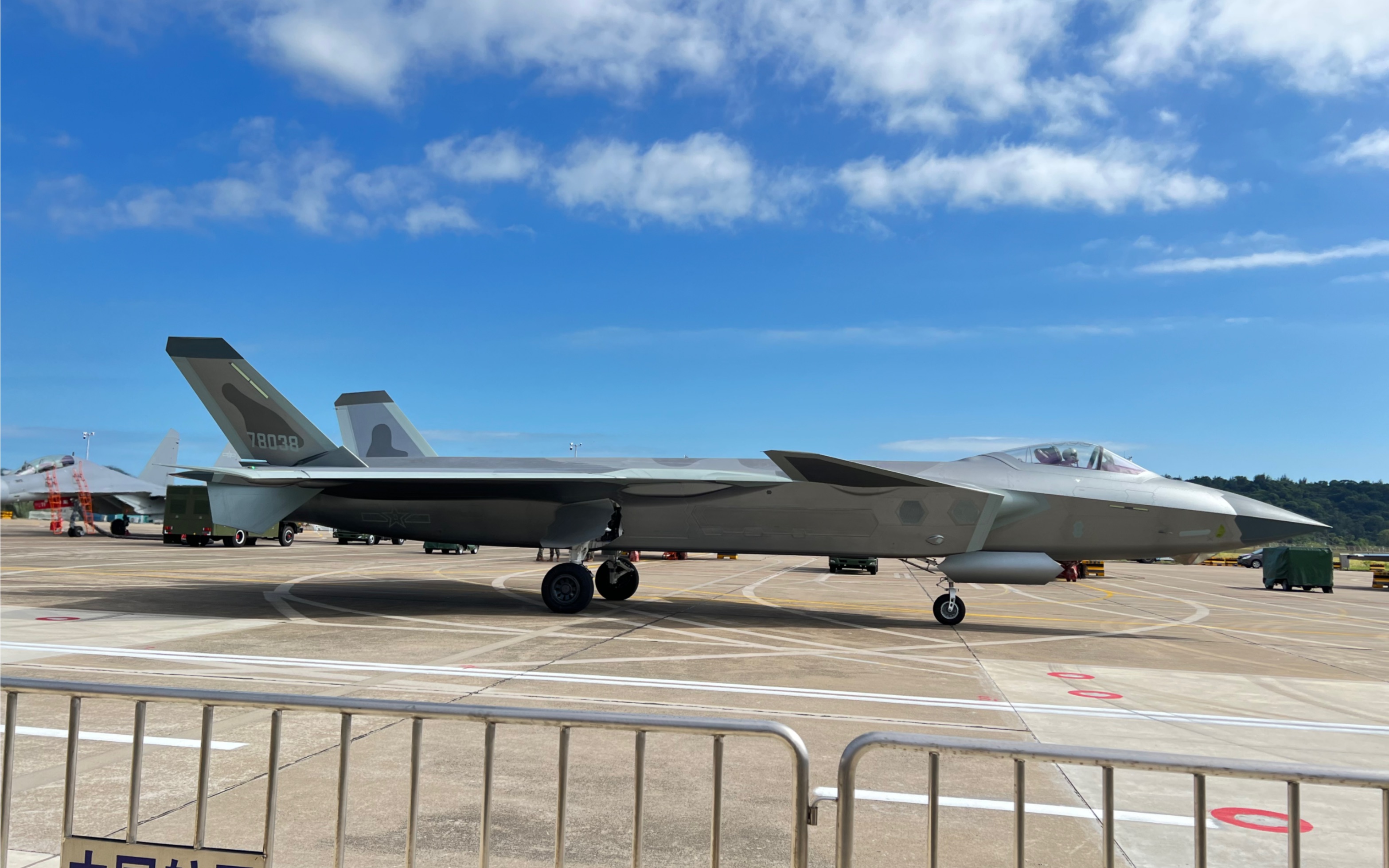 2022珠海航展J20滑出