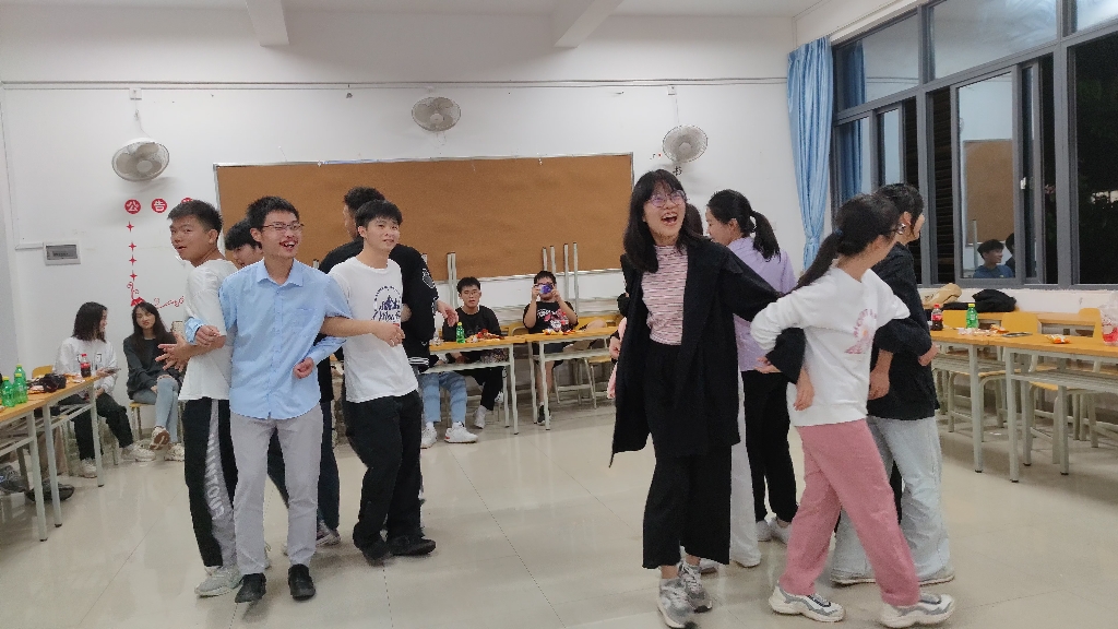 班级团建小游戏,大家都玩得很开心!