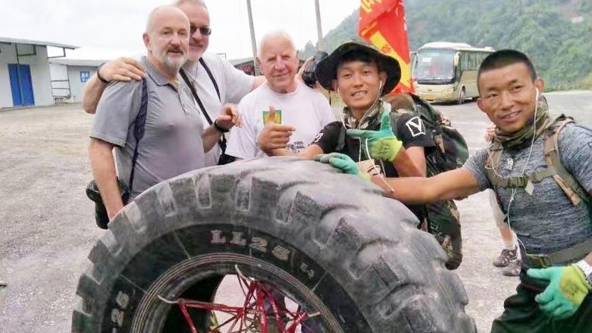 这是什么行为艺术?为啥有人在川藏线滚轮胎?据说滚一次能赚百万