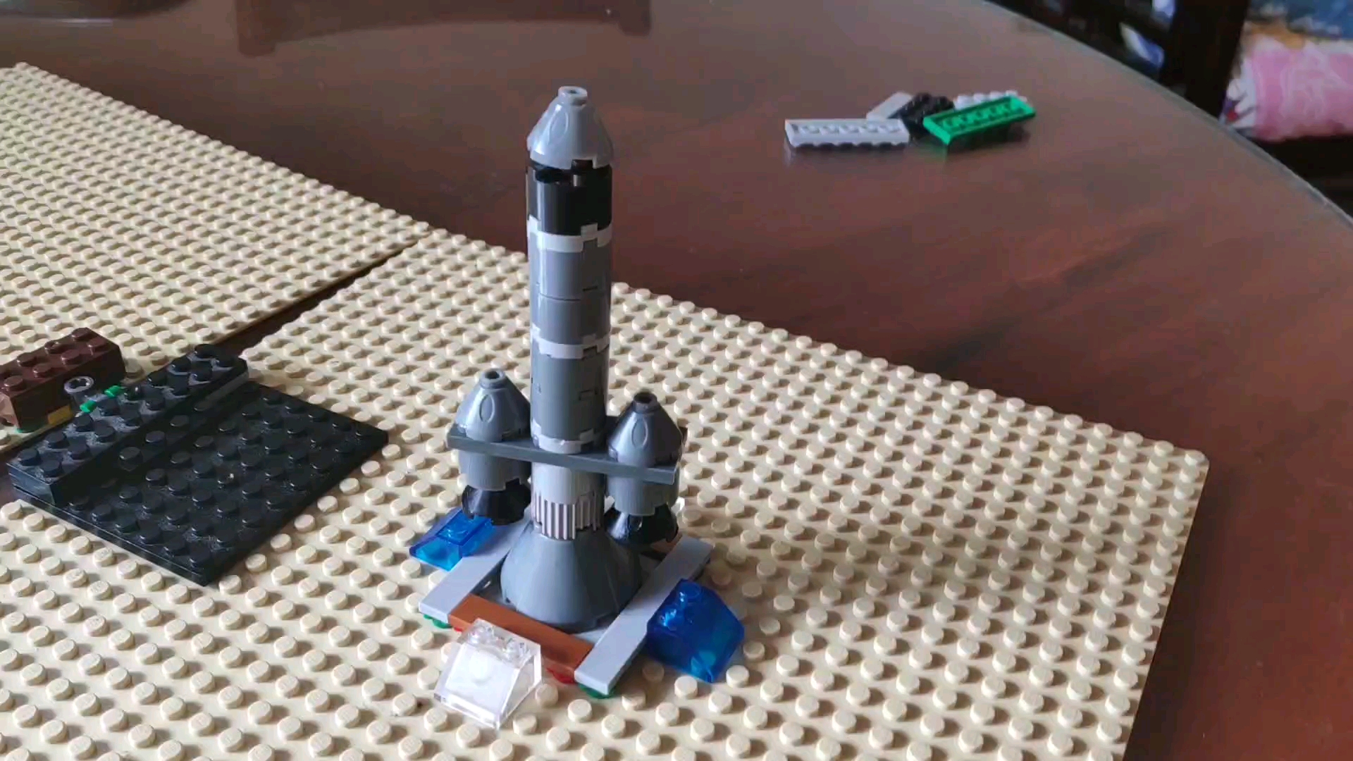 我做了一个乐高火箭模型,模拟火箭升空,逐级抛弃推进器。小学生寒假...