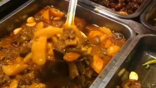 为了治打菜阿姨的手抖,小伙连这招都用上了,不然实在是没办法