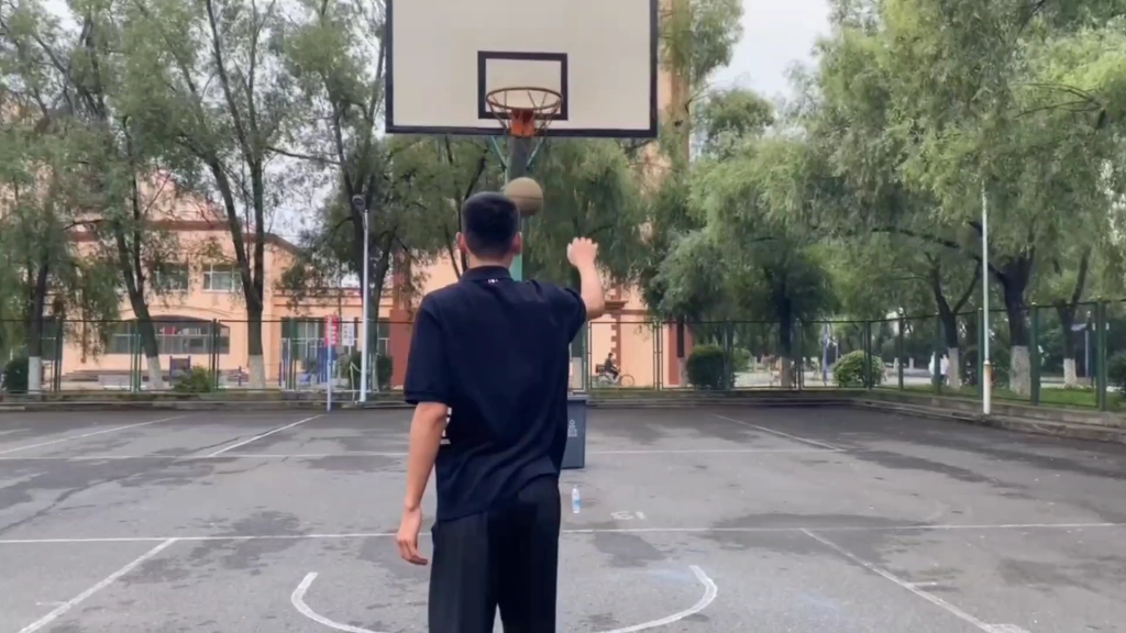 上篮球课啦,篮球原地单手肩上投篮动作,详细步骤,分节练习