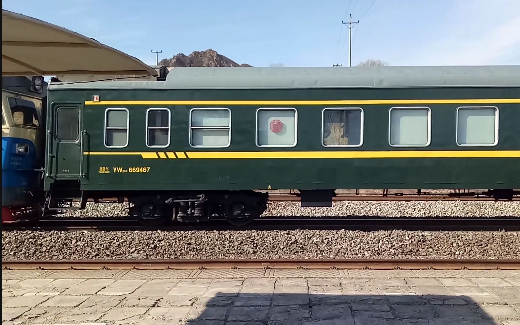 临客K4126次两道上行通过超梁沟站