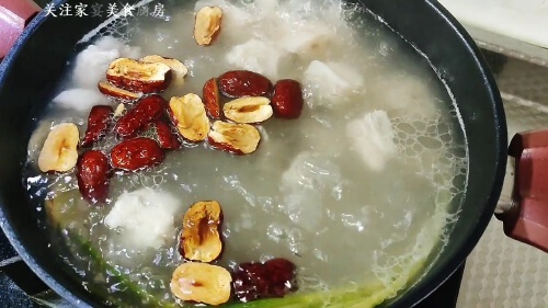 饭店大厨教你"莲藕排骨汤"家常做法,汤浓味鲜,莲藕不发黑