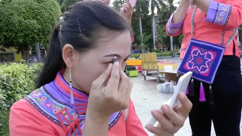 准备演出各自演员在忙碌中:化妆、试乐器、穿戴戏服