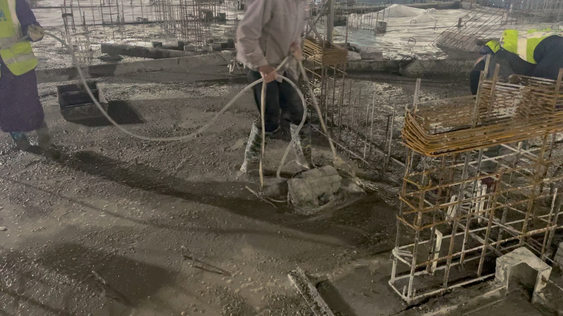 使用平板振捣器