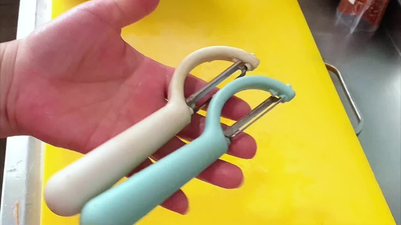 这个削皮刀太好用了,削各种瓜果蔬菜不仅顺溜,还又薄又均匀