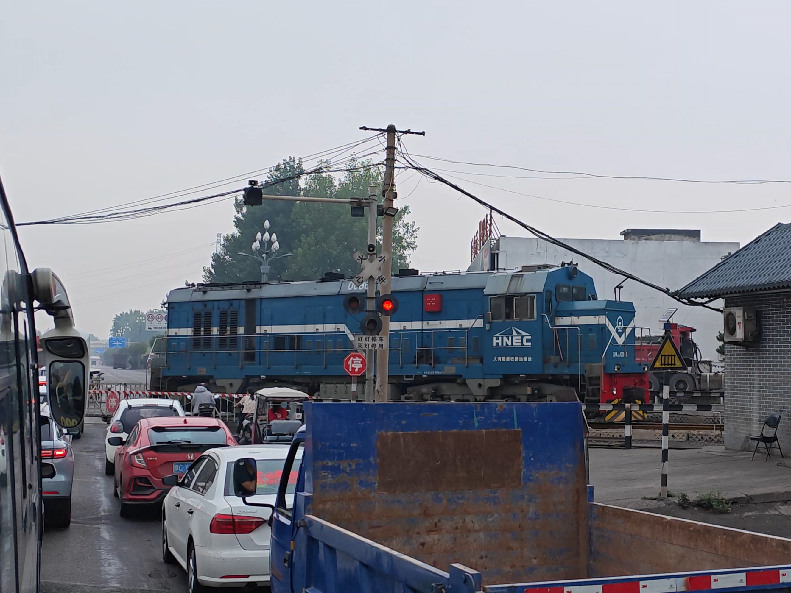 铁路道口,但是宇通客车视角!