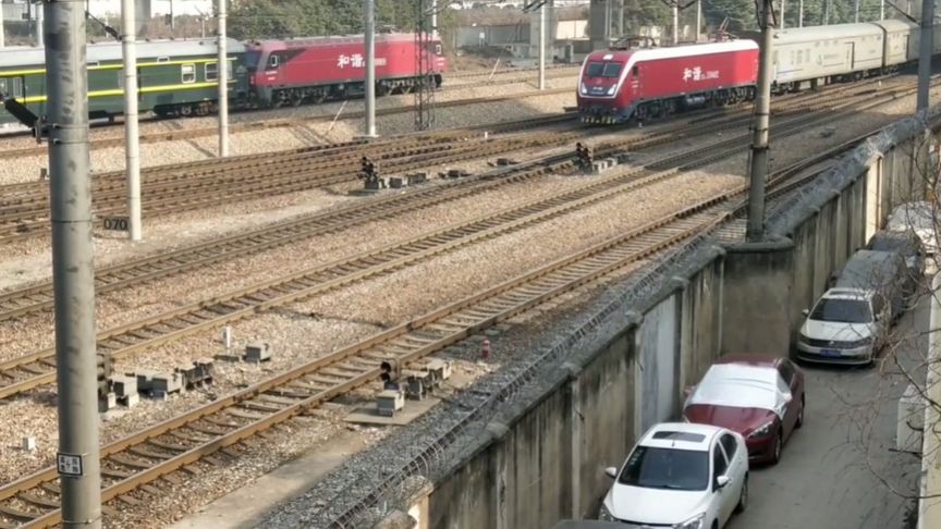 京沪线 沈阳北到上海的K187次列车交汇X102行包专列!