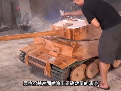 小伙徒手制作木质坦克