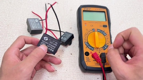 万用表电阻档,还能判断电容的好坏?老电工这样测量,到底行不行