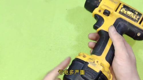 手电钻电池亏电别扔!隐藏充电机关秒复活,再也不用买新电池