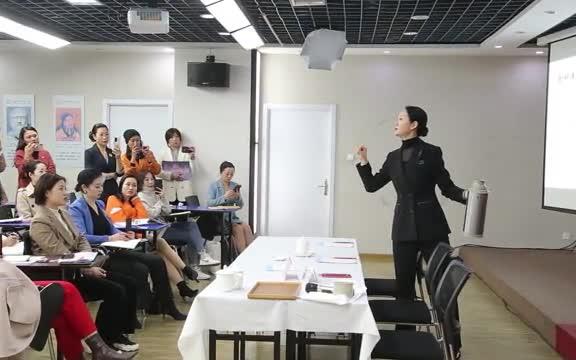 礼仪师必须掌握的 会议礼仪中的倒茶动作