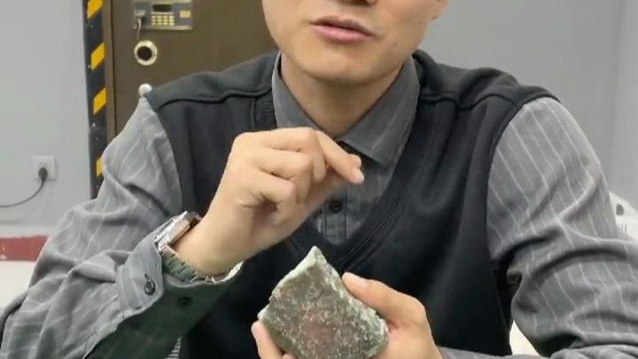 打灯怎么看翡翠原石的种水呢?翡翠原石#翡翠冰种