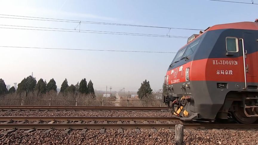 包头至广州的火车K598次列车急速驶过京广铁路河南省汤阴段