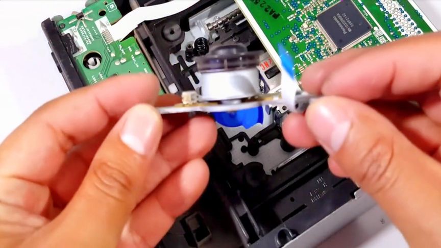 小伙对电脑硬盘非常好奇,非要拆开看个究竟