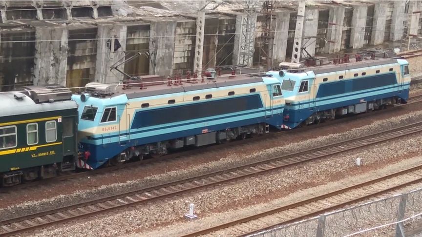 广广SS80191+广广SS80142牵引K512次海口到上海南与T123列车交汇