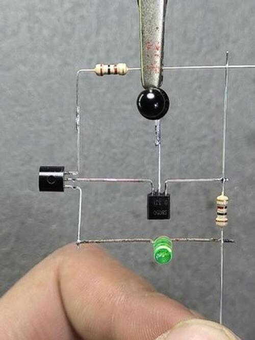 3个8050三极管的小电路,火苗检测器,延时灯,光控灯