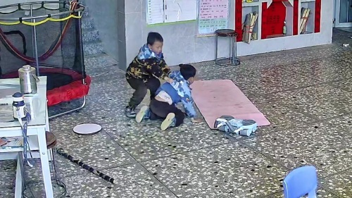 一个视频告诉你,为什么不会管他们打架。因为不管