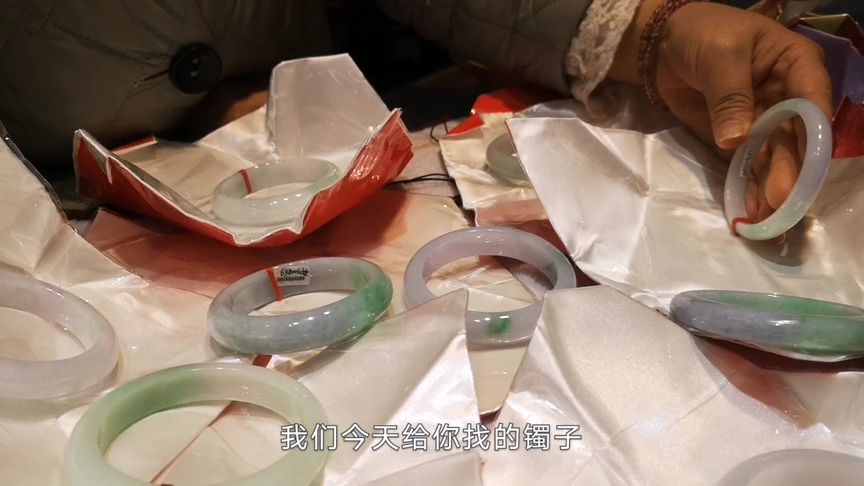 应翠友要求:帮她找一条5000元的翡翠手镯,最后找到4条非常漂亮
