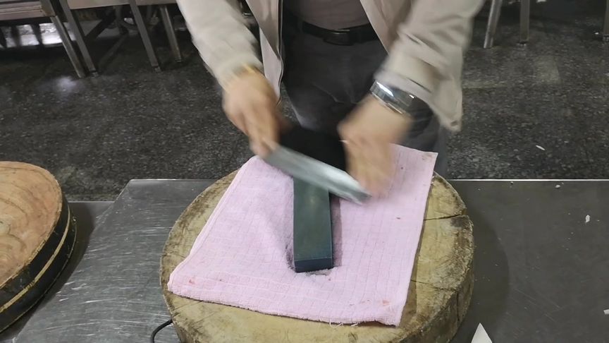 你们要的正确的磨刀方法来了,在以前这可是混口饭吃的独门技艺