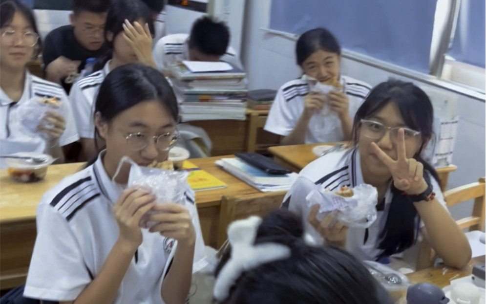 最后一次班会课,吃手抓饼,四果汤