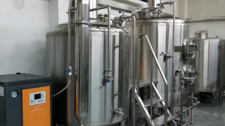 精酿啤酒酿造装备 一键式交钥匙工程 提供完善的设计、安装、酿酒、...
