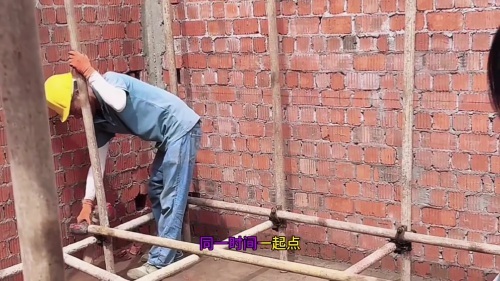 一楼拆除模板和支模架后的客厅,显得非常宽敞明亮