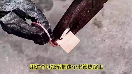 水管漏水别再乱拧螺丝!1招堵漏快又省,老师傅看了都偷学