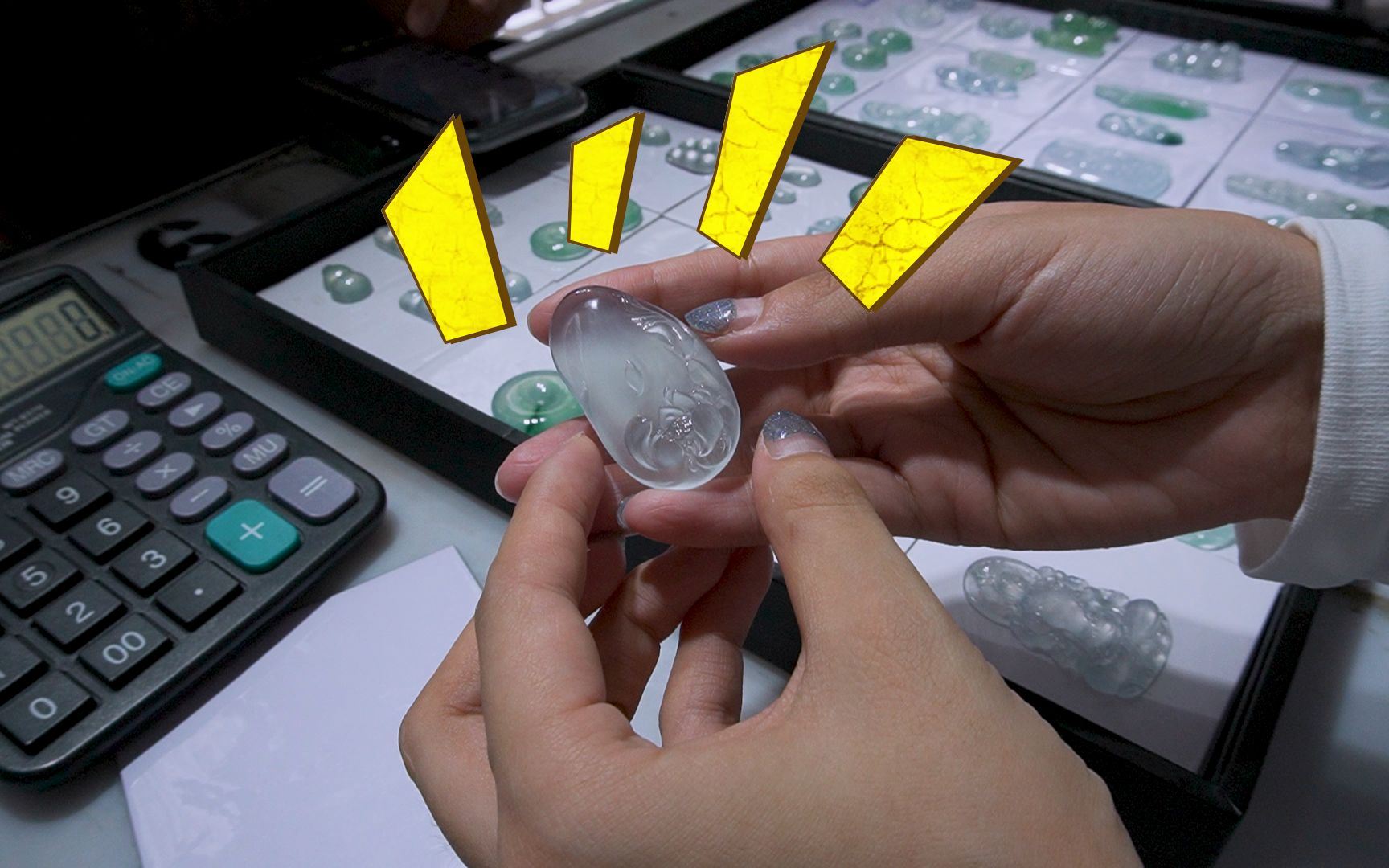 翡翠市场淘货,逛了一圈发现高冰种挂件!货主叫价10万?