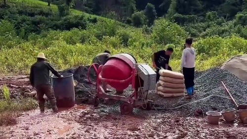 为什么不在搅拌机出料口的烂路上铺几张模板呢