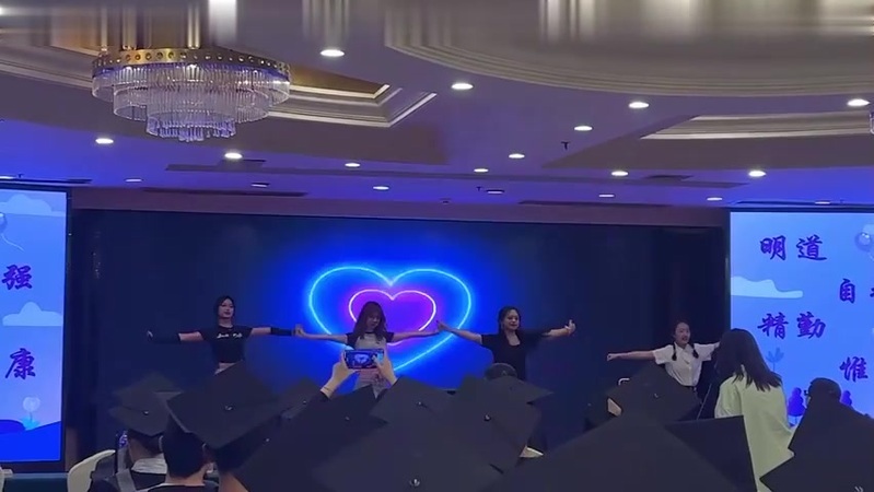 小官 在属于自己学校的酒店开毕业典礼和毕业晚会!疑似初中生混进大...